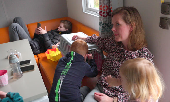 Linda Kraan in Een huis vol emigreert: ‘Ik knijp m’n handen dicht met zo’n appartement’ | KRO-NCRV